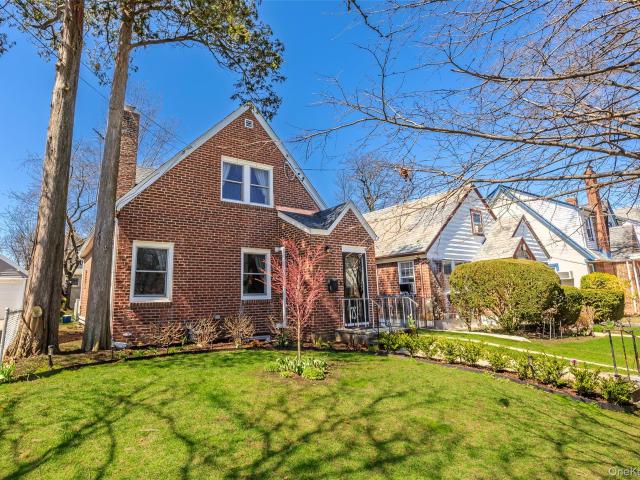 24 Beechhurst Ave, Floral Park, NY 11001 | MLS #992008 | Compass