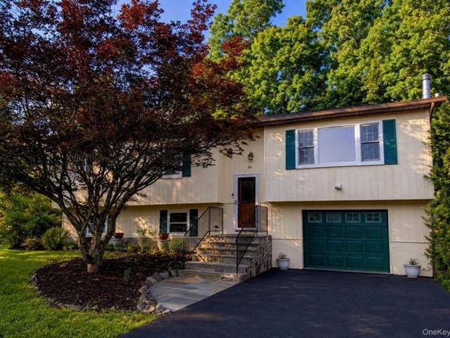 24 Bell Air Ln, Wappingers Falls, NY 12590