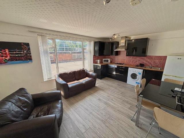 24 Berkeley Precinct, Ecclesall Road. 3 bed flat to rent £1,092 pcm £252 pw
