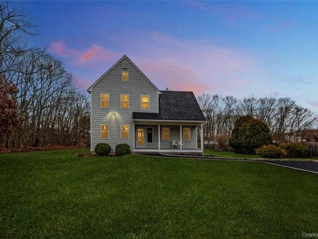 24 Buckskin Ln, Riverhead, NY 11901