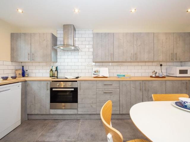24 Chestnut Avenue, Hyde Park, Leeds. 6 bed terraced house to rent £2,730 pcm £630 pw