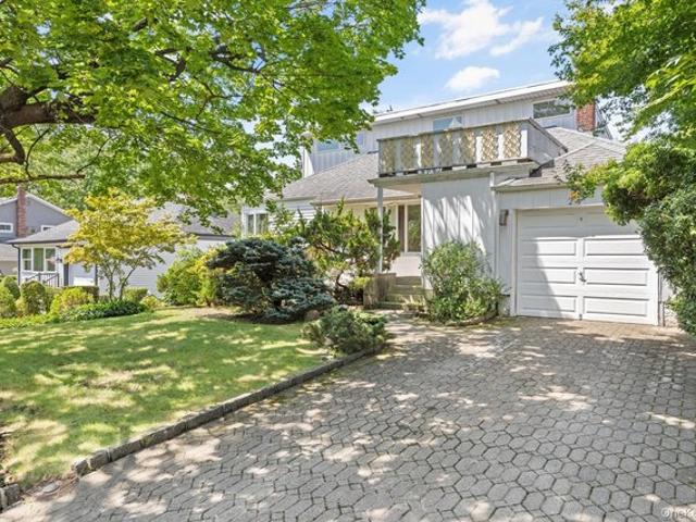 24 Cornell Dr, Great Neck, NY 11020
