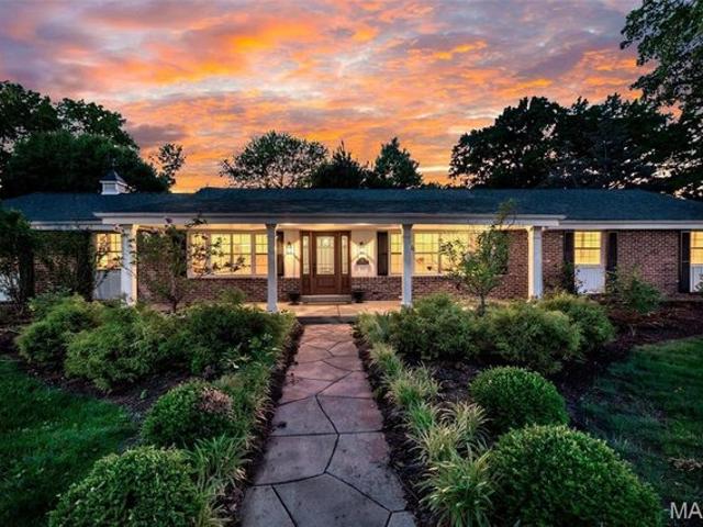 24 Country Fair Ln, Creve Coeur, MO 63141