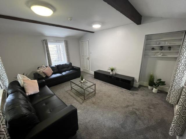 24 Cumberland Road, Leeds LS6 4 bed terraced house to rent £2,433 pcm £561 pw