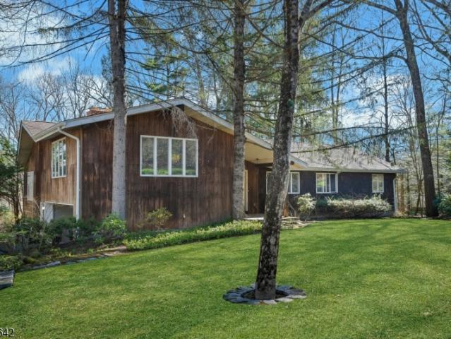 24 Deerhaven Ln
