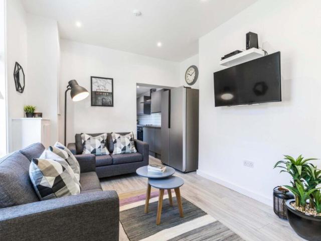24 Delph Lane, Leeds, LS6 2HQ