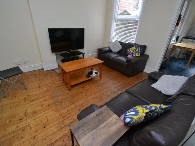 24 Dunlop Avenue, Lenton, Nottingham. 4 bed house to rent £2,080 pcm £480 pw