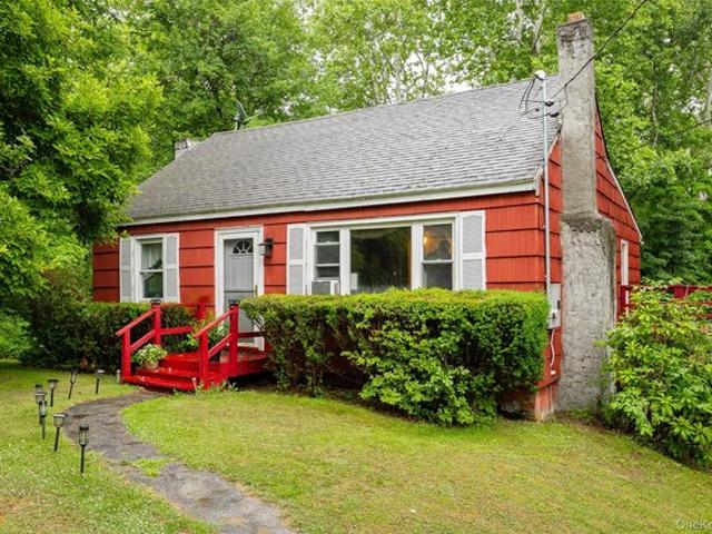 24 Dutchess Hill Rd, Poughkeepsie, NY 12601