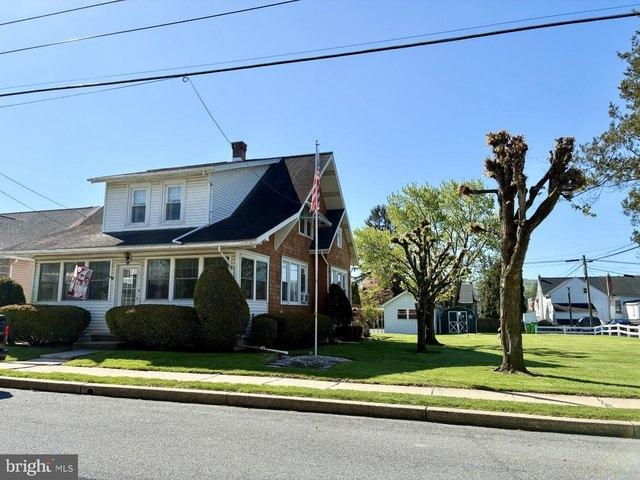 24 E High St, Topton, PA 19562