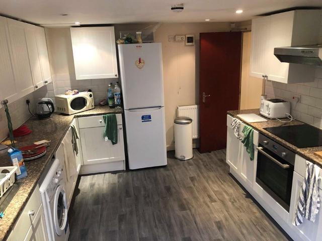 24 Estcourt Terrace, Headingley. 9 bed house to rent £3,666 pcm £846 pw