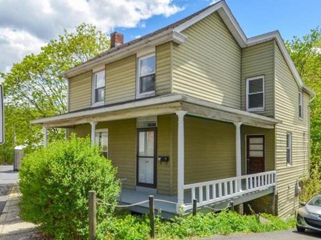 24 Factory St, Slatington, PA 18080