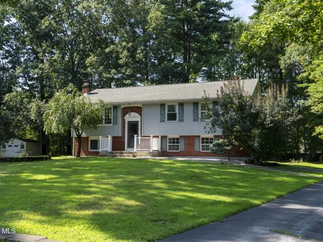 24 Garden Dr, Clifton Park, NY 12065