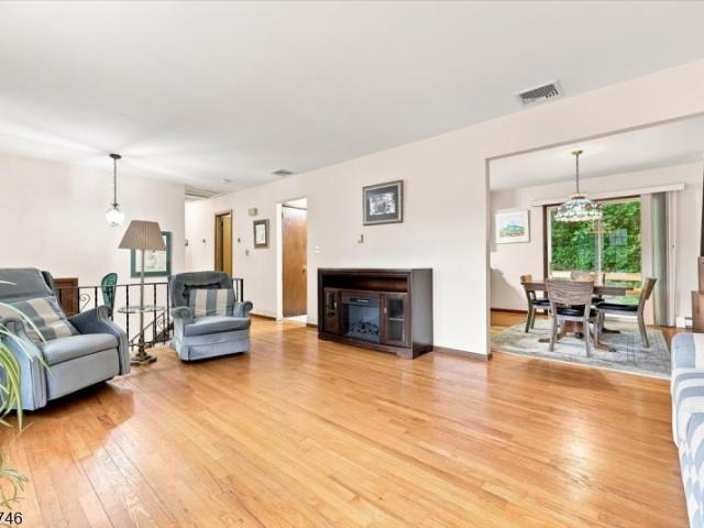 24 Hickory Rd