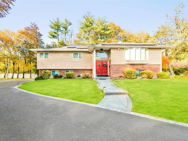 24 Jeffrey Ln, Great Neck, NY 11020