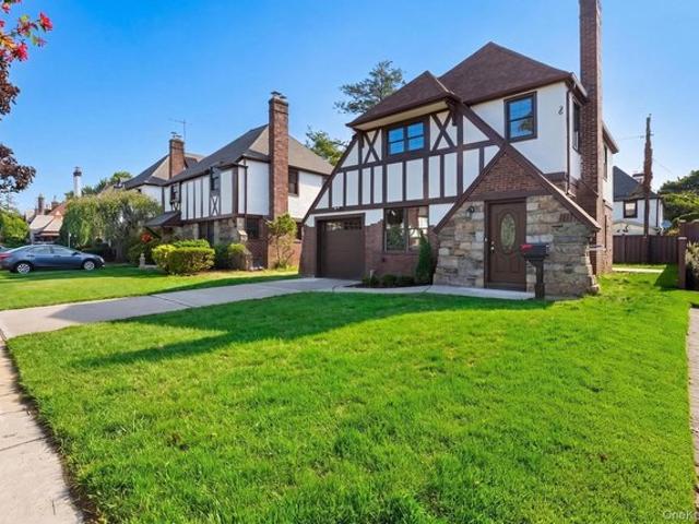 24 Kenilworth Rd, Mineola, NY 11501