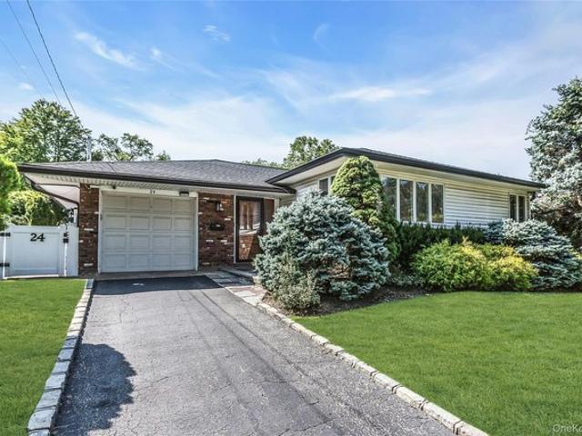 24 Lewis Ln, Port Washington, NY 11050