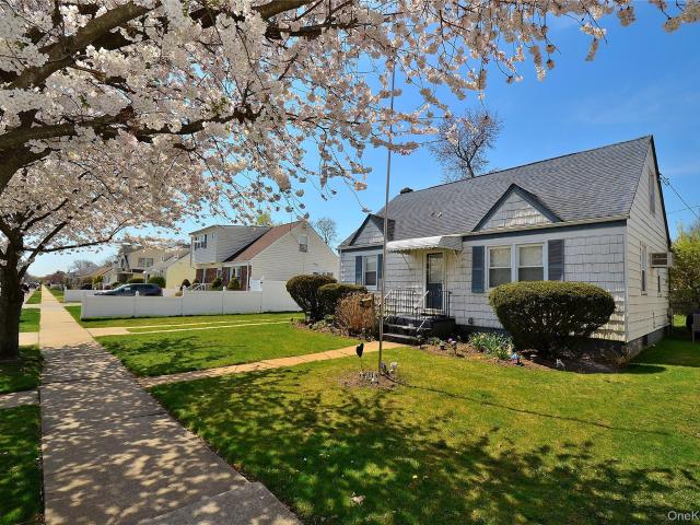 24 Linden Blvd, Hicksville, NY 11801 | MLS #985840 | Compass