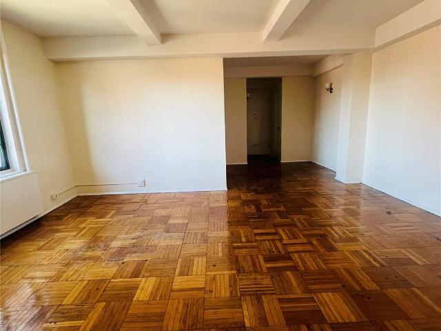 24 Metropolitan Oval 1E