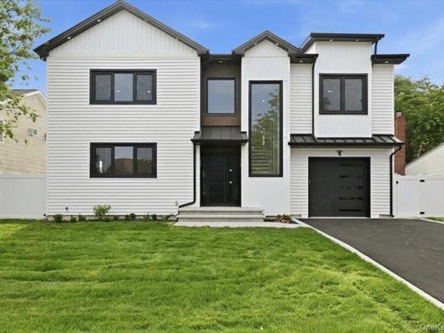 24 Middle Ln, Westbury, NY 11590