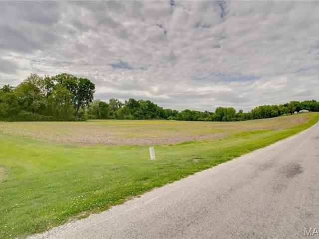 24 Northwood Dr, Bethalto, IL 62010