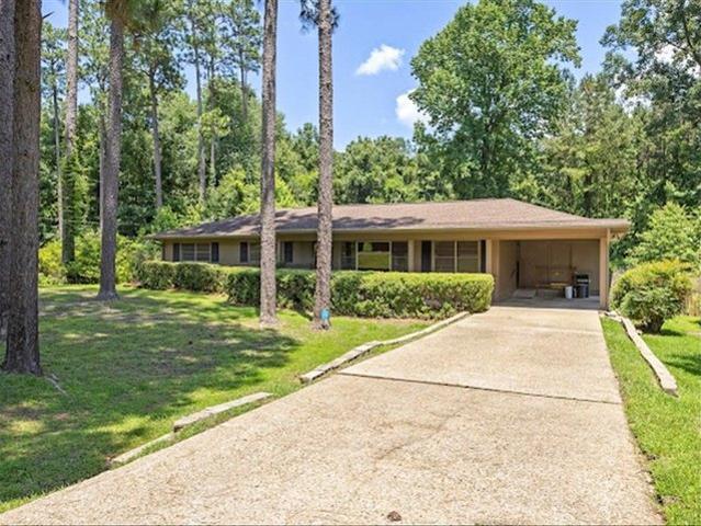 24 Oak Crest Dr, Laurel, MS 39440