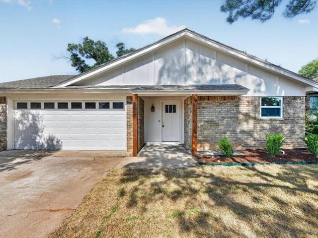 24 Oakmont Ct, Pantego, TX 76013