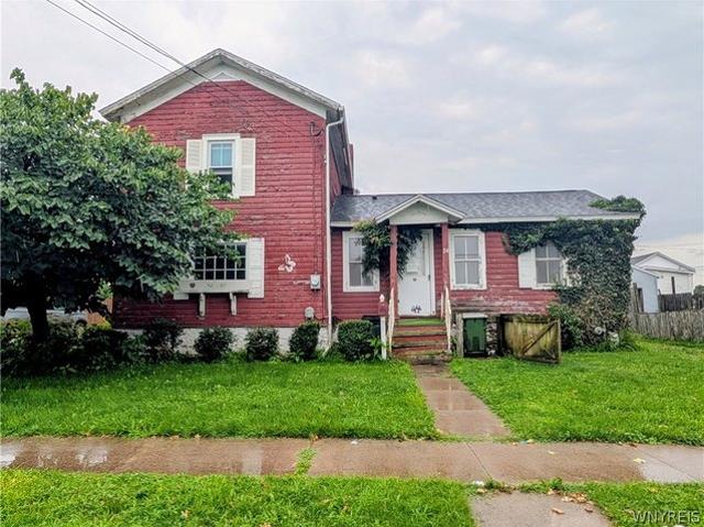 24 Park Ave, Middleport, NY 14105