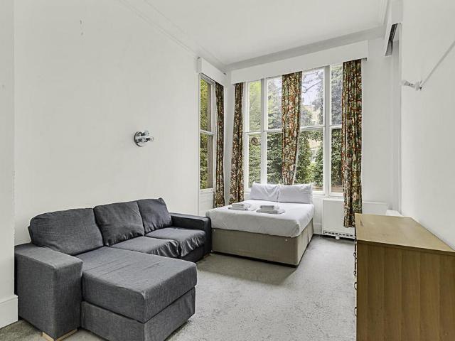 24 Pembridge Square, London W2 Studio to rent £1,650 pcm £381 pw