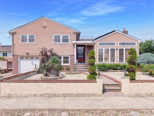 24 Pinehurst St, Lido Beach, NY 11561