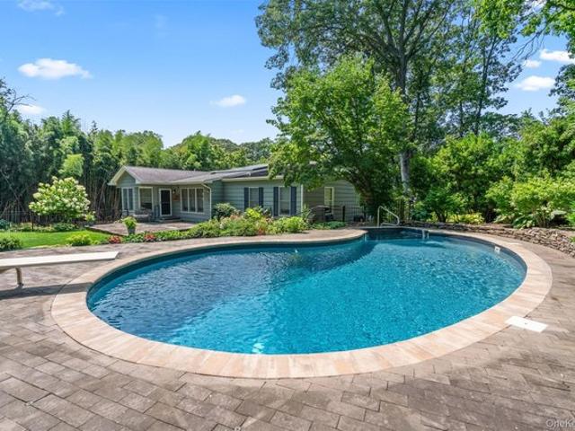 24 Preston St, Huntington, NY 11743