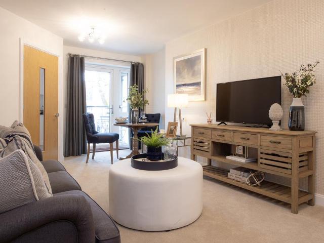24 Queens Road, Weybridge KT13 2 bed retirement property to rent £4,525 pcm £1,044 pw
