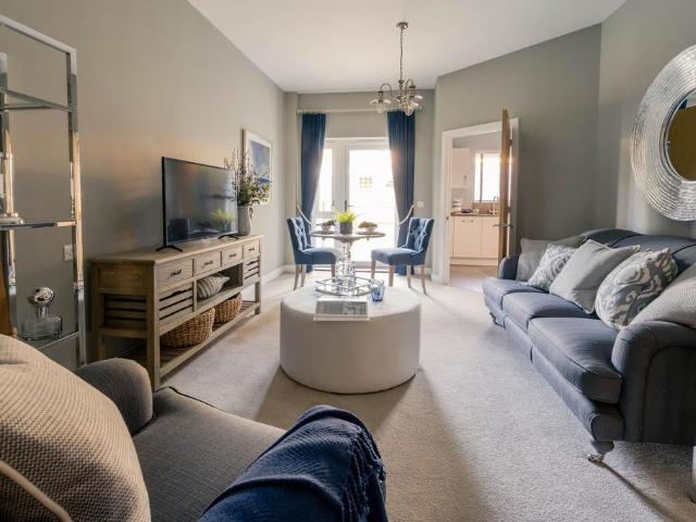 24 Queens Road, Weybridge KT13 2 bed retirement property to rent £4,740 pcm £1,094 pw