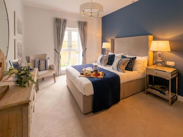 24 Queens Road, Weybridge KT13 2 bed retirement property to rent £5,340 pcm £1,232 pw