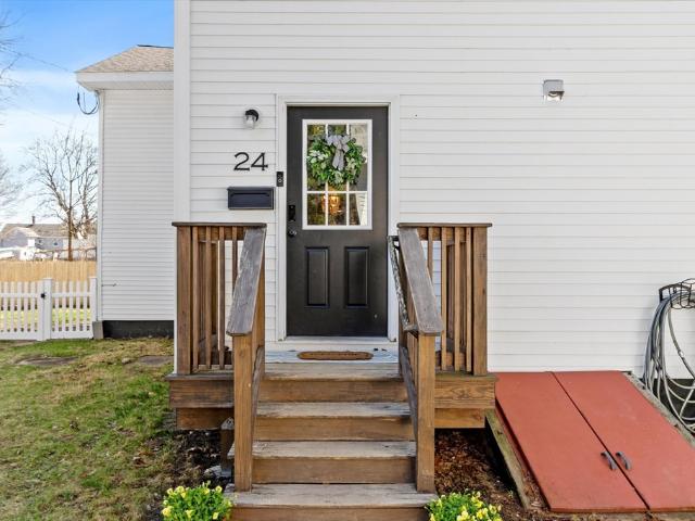 24 Russ St
