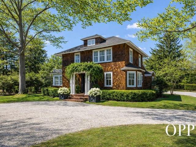 24 S Howells Pt Rd, Bellport village, NY 11713
