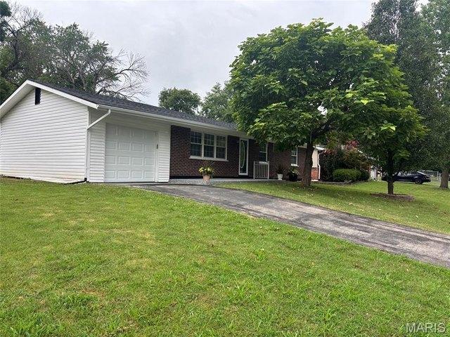 24 Sandy Dr, Saint Louis, MO 63010