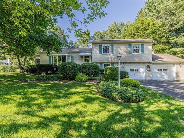 24 Shire Oaks Dr, Pittsford, NY 14534