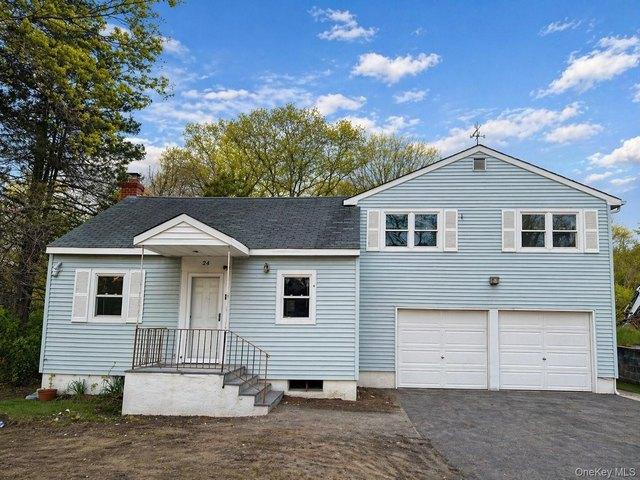 24 Stratford Ave, Dix Hills, NY 11746