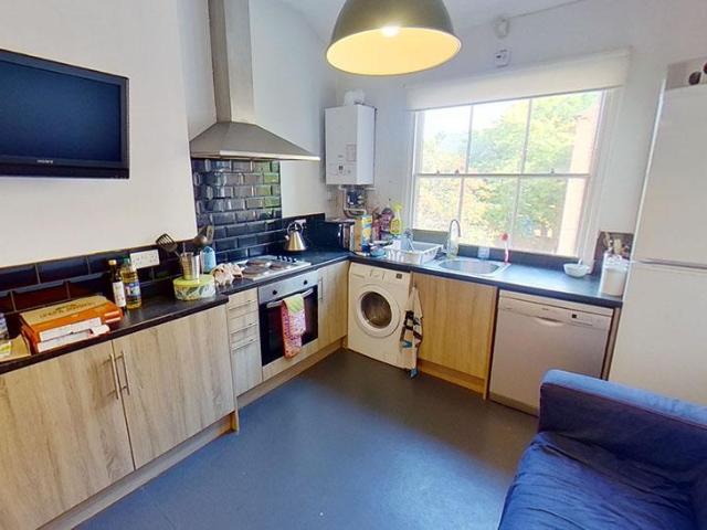 24a, Forest Road West, NOTTINGHAM NG7. 4 bed flat to rent £2,288 pcm £528 pw