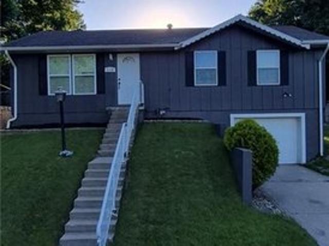2506 College Ln, Saint Joseph, MO 64503