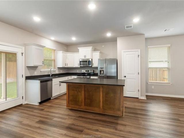 2507 Lightfoot Ln, Bryan, TX 77803