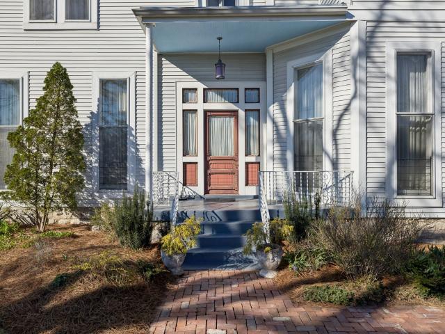 2500 Woodlawn Dr