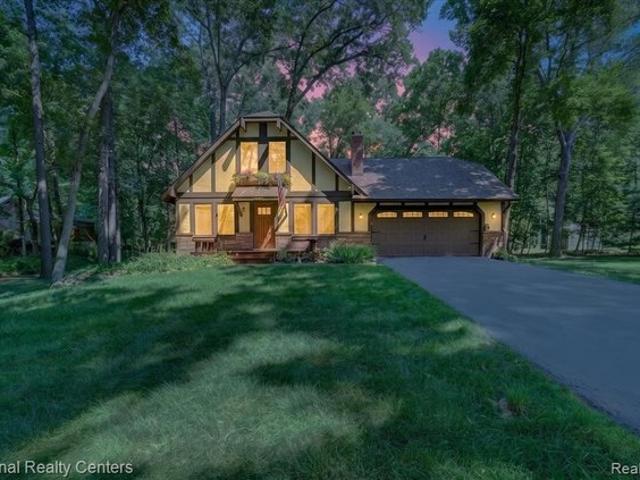 2501 E Nalone, Wixom, MI 48393
