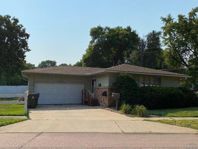 2501 S Cleveland St, Sioux City, IA 51106