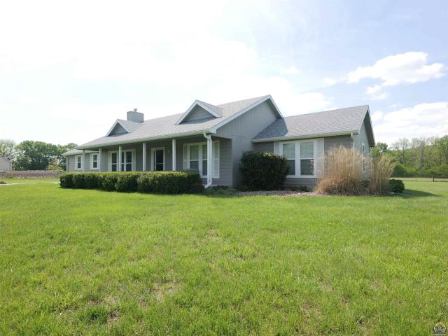25029 Dehoff Dr, Tonganoxie, KS 66086 | MLS #244279