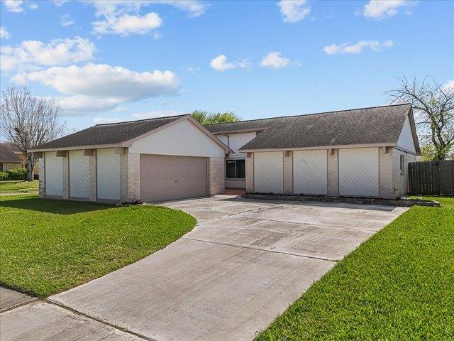2503 Corral Trl, Friendswood, TX 77546