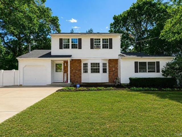 250 Clarice Blvd, Holbrook, NY 11741