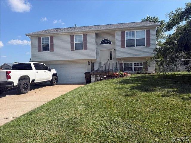 250 Derek Dr, Hawk Point, MO 63349
