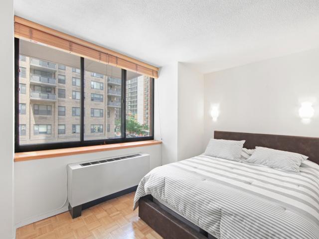 250 E 40th Street 4C