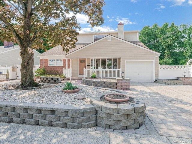 250 Lakeshore Blvd, Massapequa Park, NY 11762